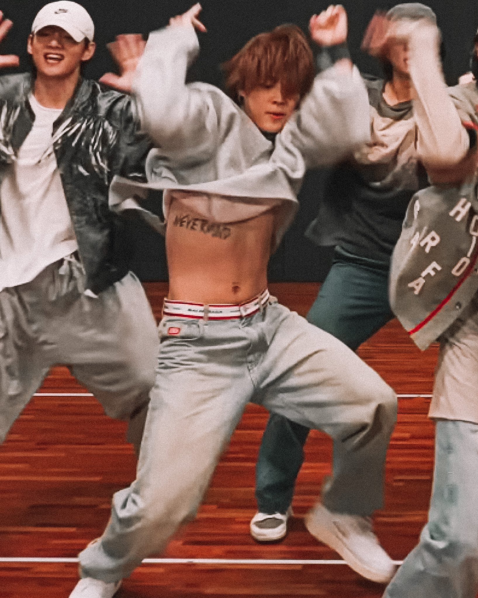 Jimin BTS để lộ body nóng bỏng, lọt Top trending