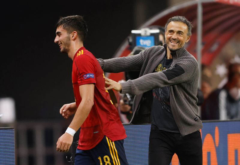 HLV Enrique "nhắc nhở" Ferran Torres chuyện ăn mừng