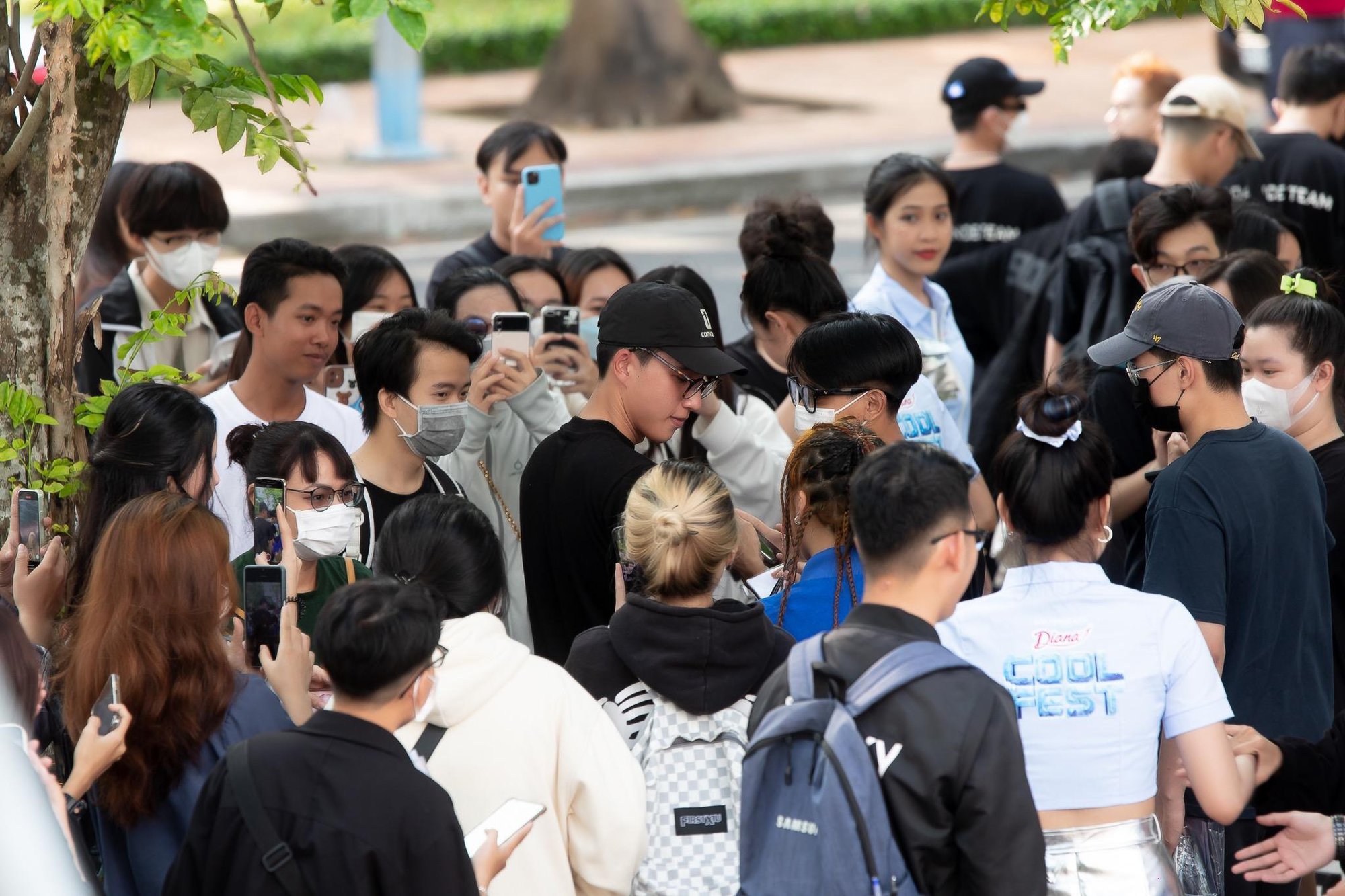 Đẳng cấp và thần thái, Sơn Tùng M-TP “đóng băng” hàng chục nghìn khán giả trong màn trình diễn ...