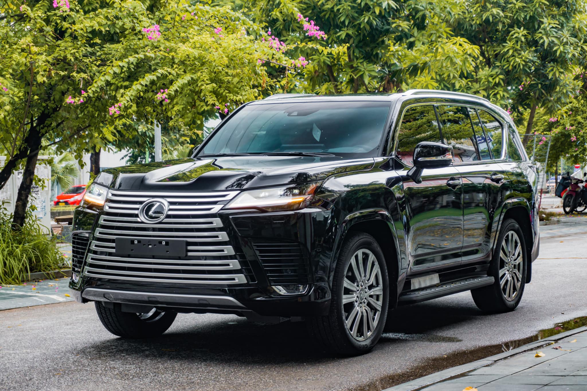 Lexus LX 600 đổi phong cách 'chủ tịch' khi qua tay hãng độ nổi tiếng ...