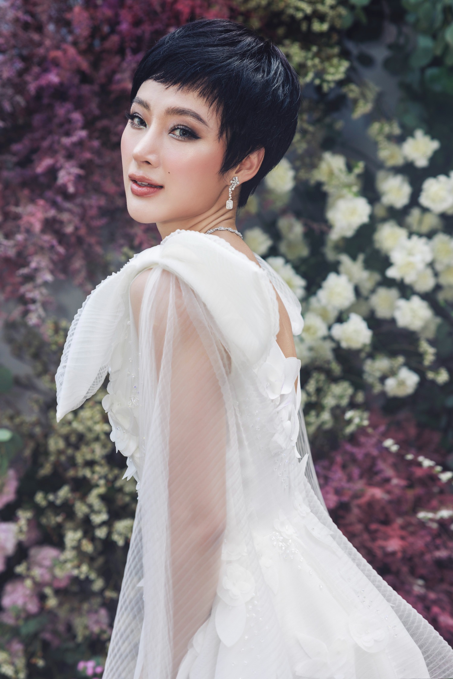 Angela Phương Trinh cắt tóc, nhìn lại tưởng Hiền Hồ
