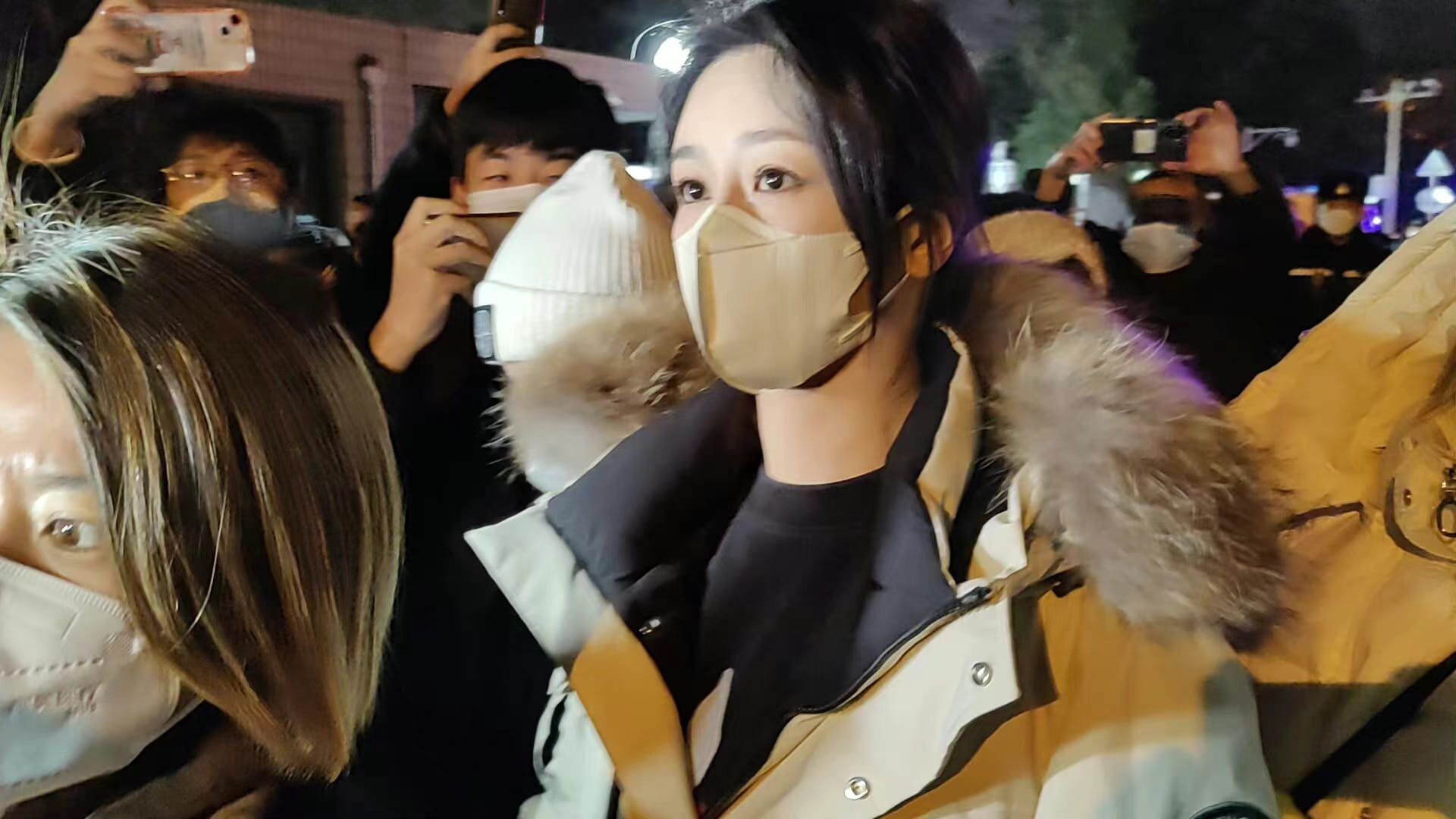 Nhan sắc của Dương Tử trong ống kính người qua đường: Che kín mặt vẫn ...