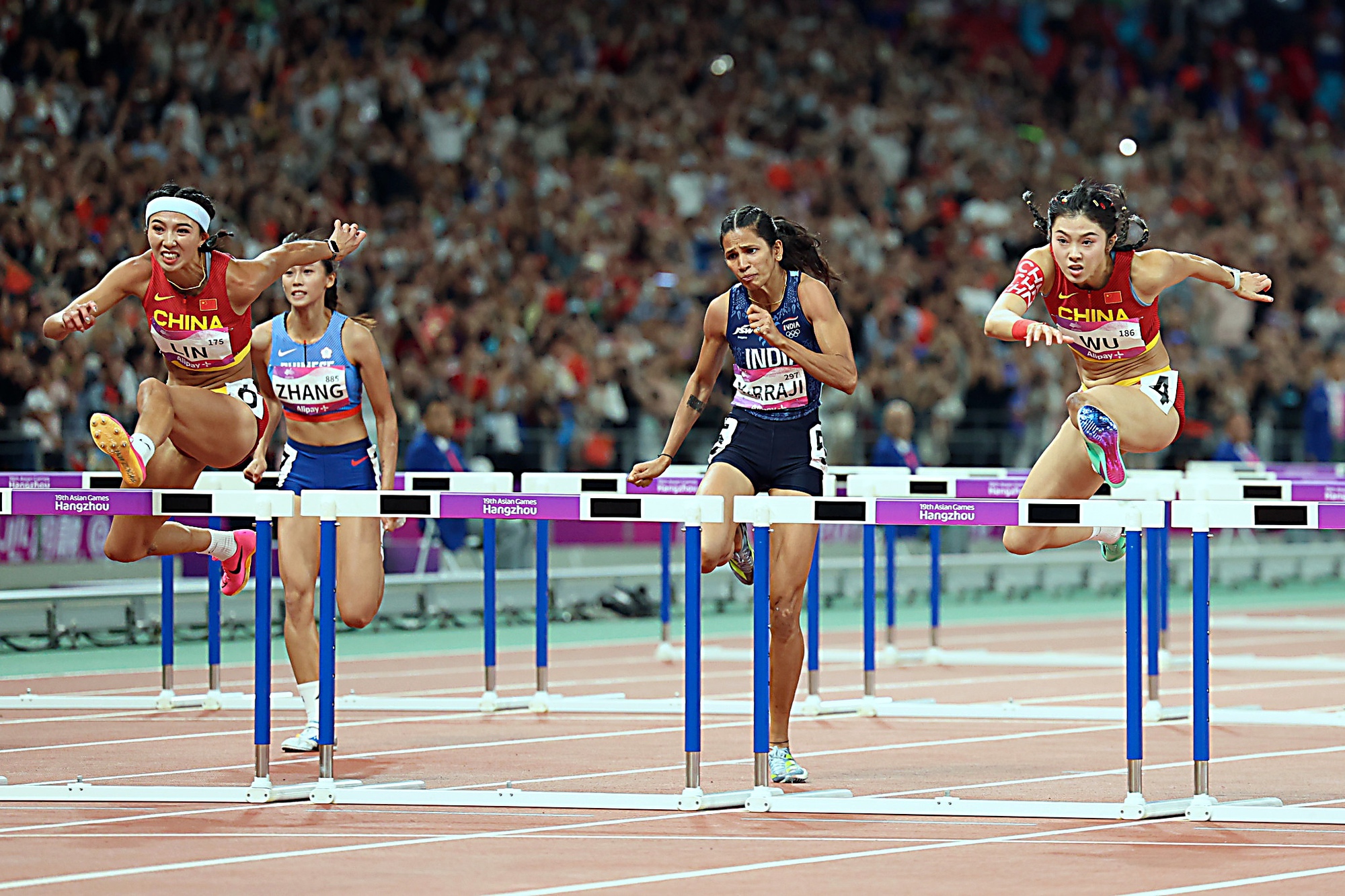 Hotgirl điền kinh Trung Quốc Wu Yanni vẫn ăn mừng như đã giành huy ...