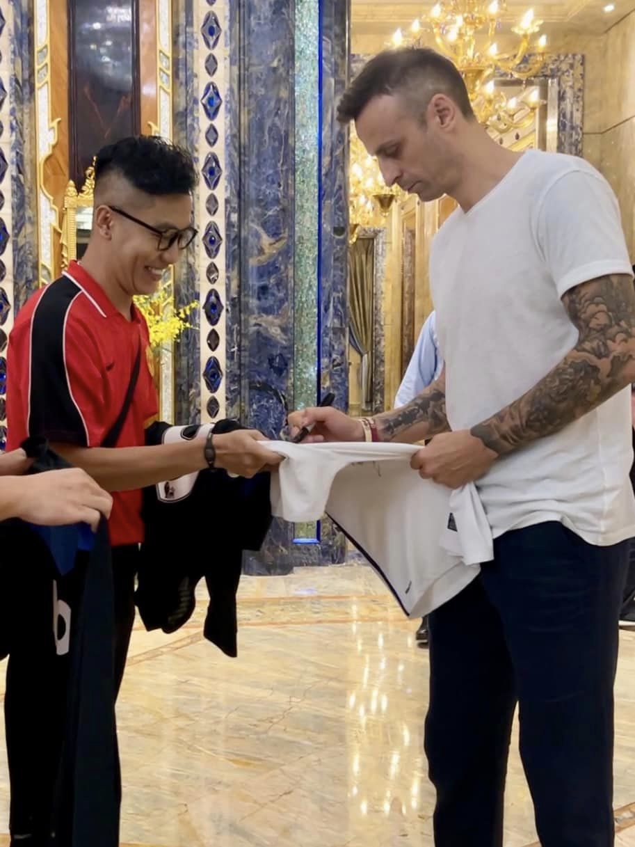 Cựu tiền đạo MU Dimitar Berbatov bất ngờ sang Việt Nam khiến fan ‘Quỷ đỏ’ phấn khích