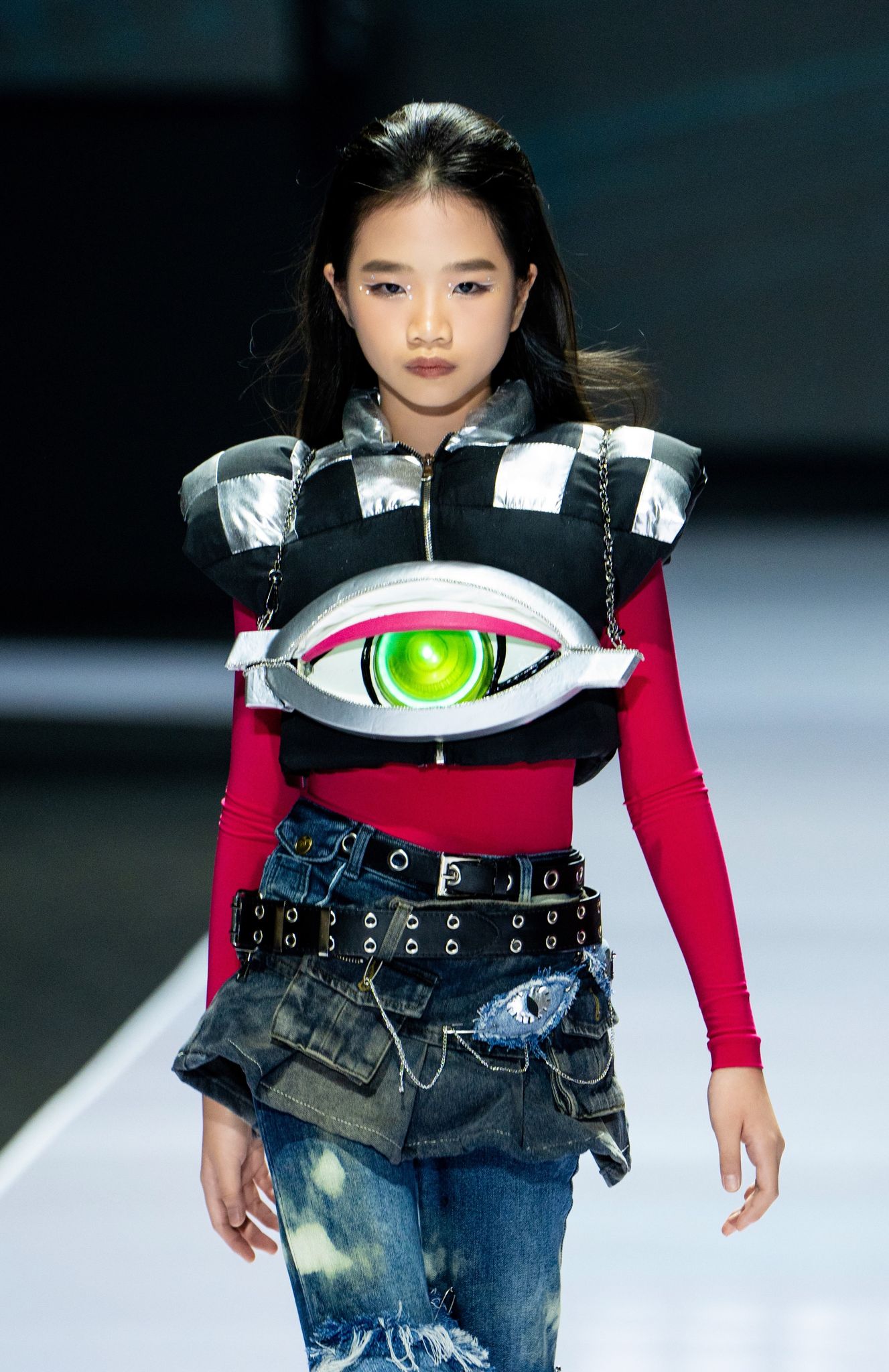 Bùi Hoàng Hạ An gây ấn tượng trong trang phục của NTK Phạm Trần Thu ...