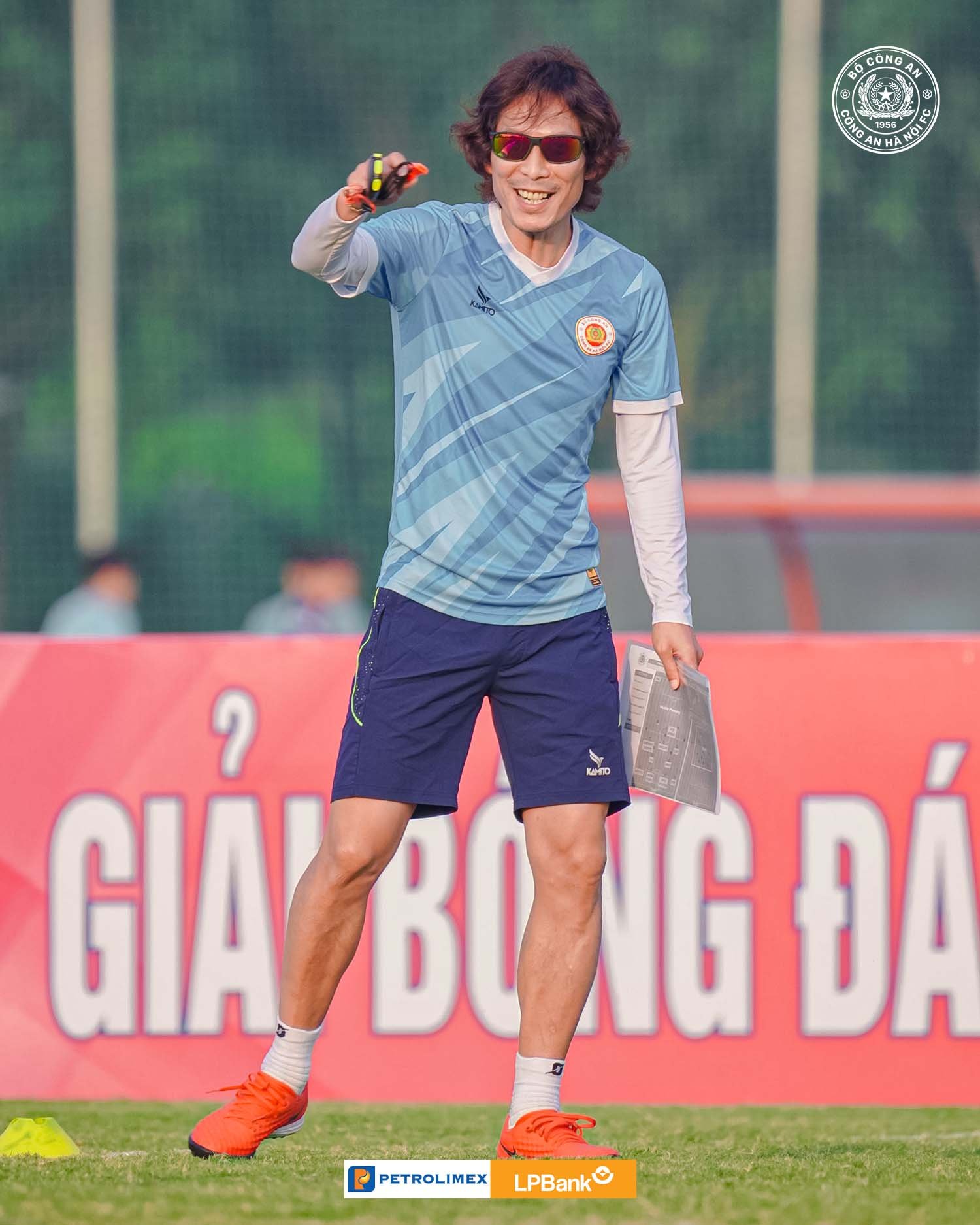 Tin nóng bóng đá Việt tối 24/11: Cầu thủ CAHN chưa quen với HLV Gong ...