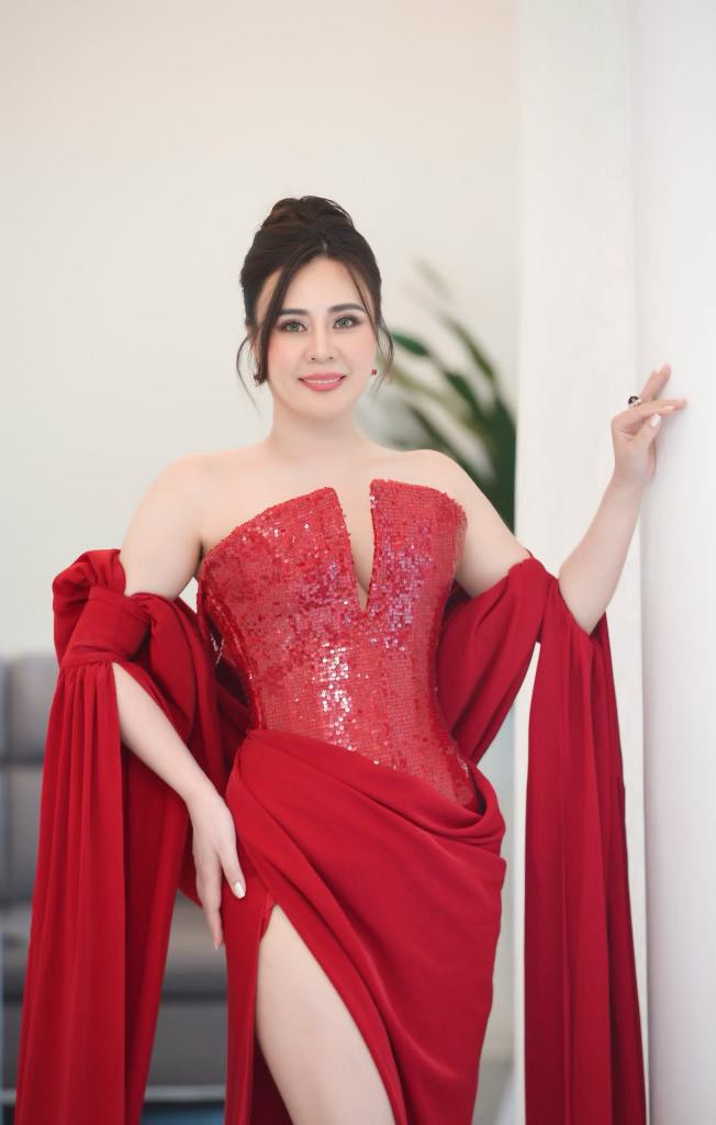 Hoa hậu Phan Kim Oanh tiếp tục giữ vương miện Mrs Grand International