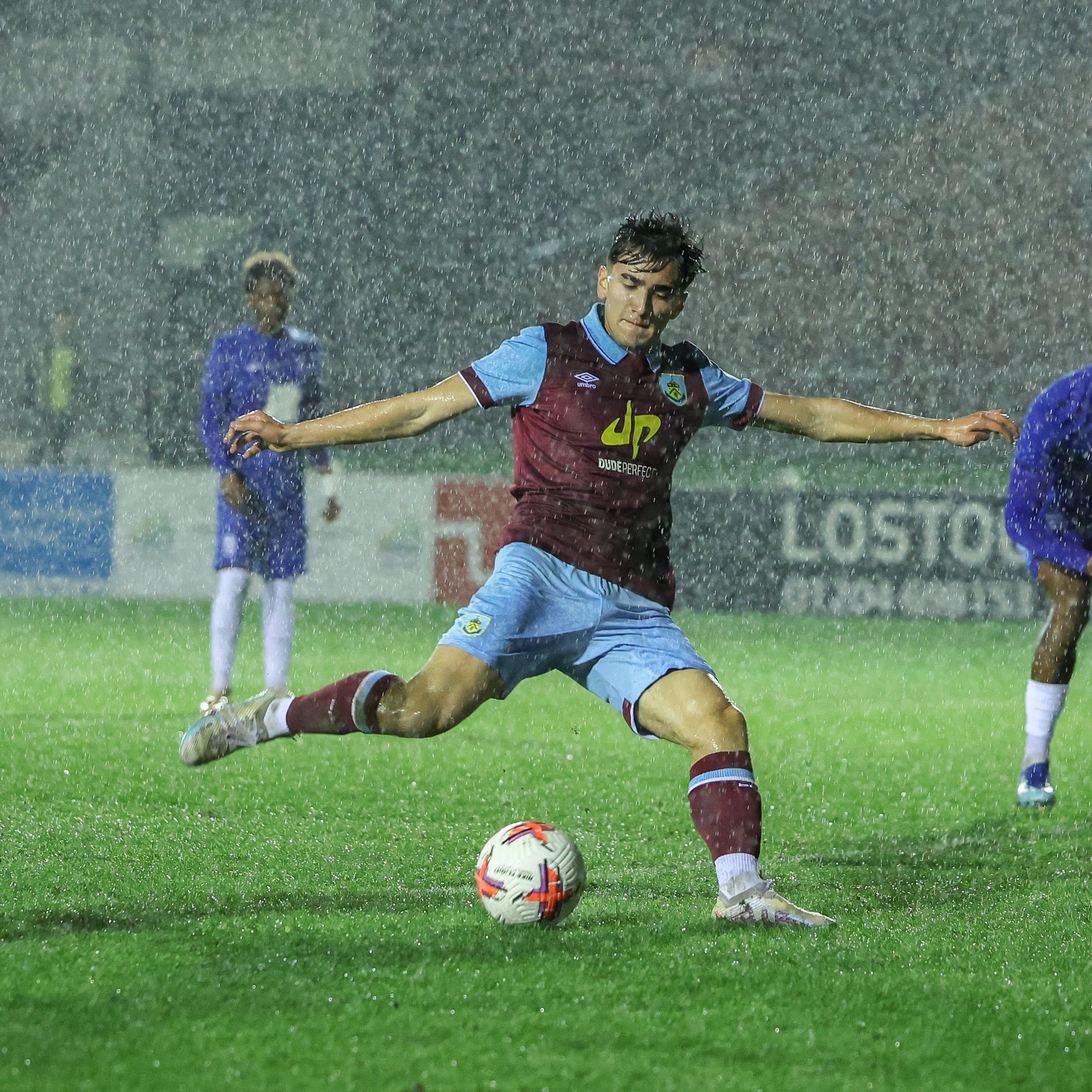 Tin nóng thể thao tối 20/12: Việt kiều trẻ chơi vị trí mới ở Anh, Thanh ...