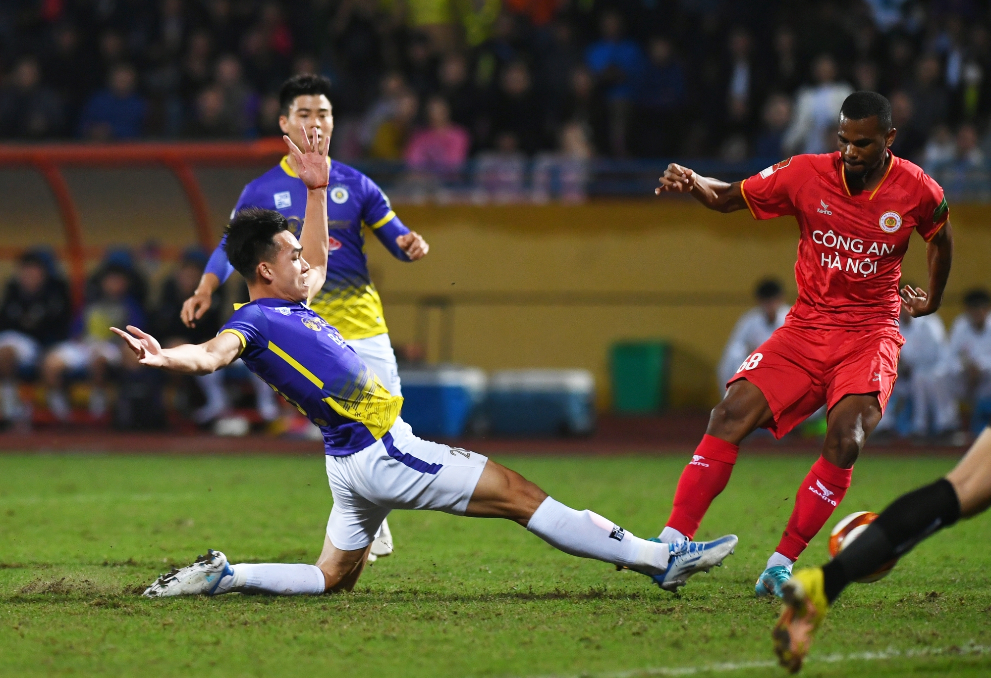 Bùi Hoàng Việt Anh rách tất bầm trán sau va chạm trong trận đấu với CLB ...