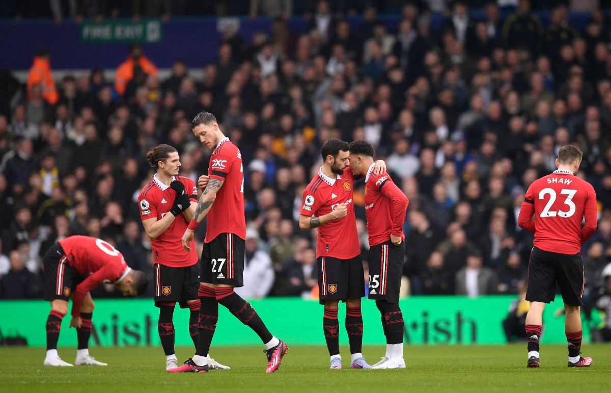 Tin nóng bóng đá sáng 13/2: Neville chê MU 'chậm chạp và ngu ngốc'