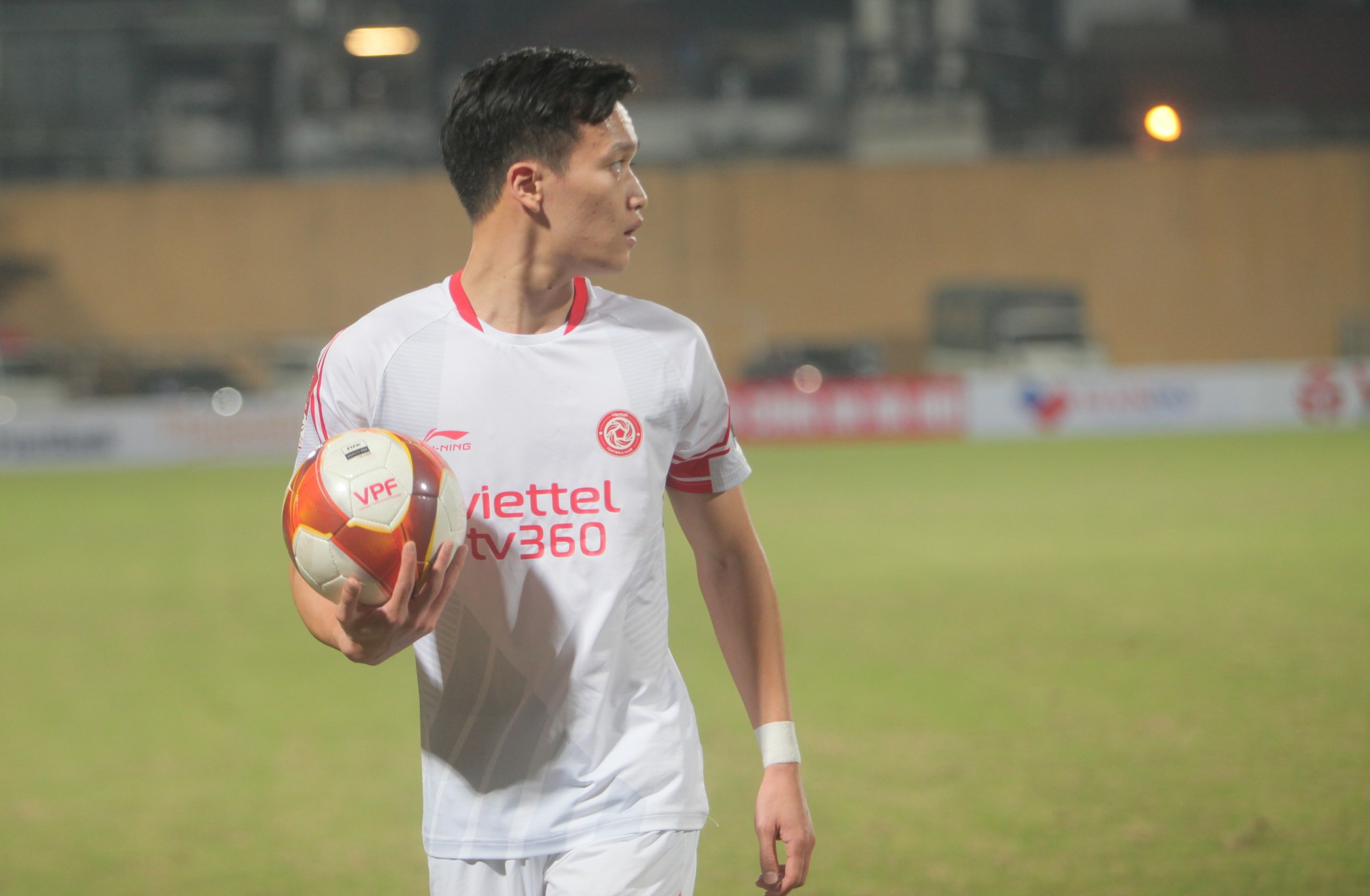 Hoàng Đức tươi cười dù phải nhờ đồng đội cõng, người đại diện hé lộ ...