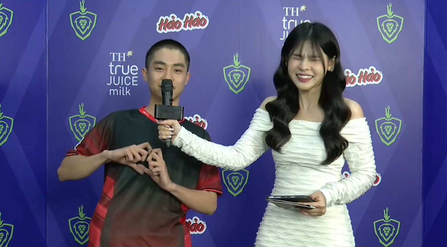 MC Kim Ngân mất tự chủ, cười liên tục trên sóng vì 'hiện tượng' mới của Liên Quân