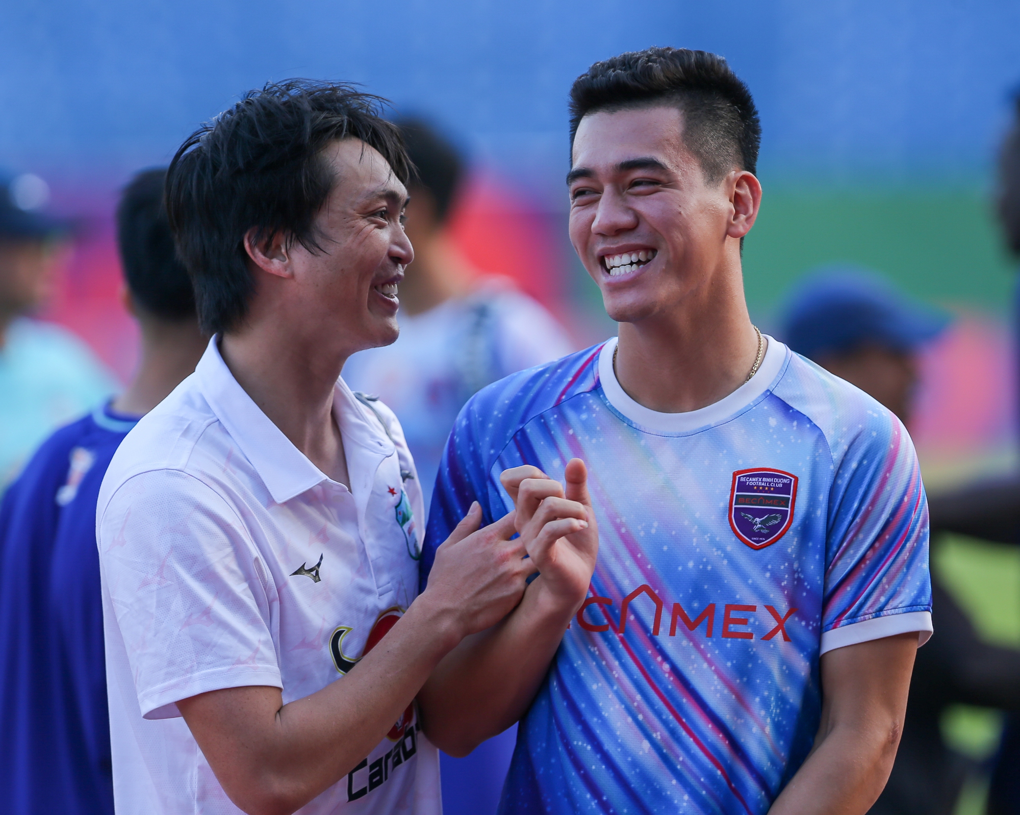 Tuấn Anh, Tiến Linh vui vẻ khoác tay nhau trên sân tập trước ngày đối đầu