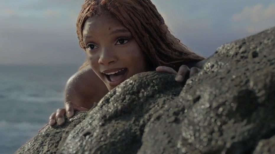 Quá ngán ngẩm với nhan sắc 'tiên cá da màu' Disney ở trailer mới: Bị so ...