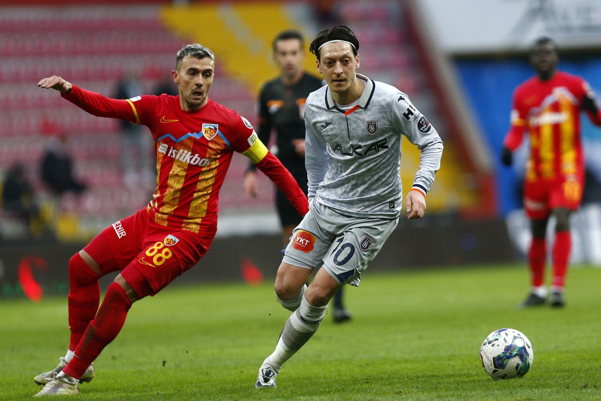 Mesut Ozil từ giã sự nghiệp: Tạm biệt số 10 cổ điển cuối cùng