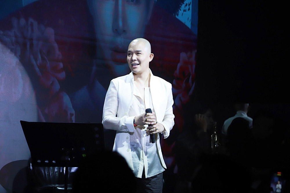 Nathan Lee xuất hiện với đầu trọc, hát hit 'Giấc Mơ Tuyết Trắng' và không quên nhắc tới Cao Thái Sơn