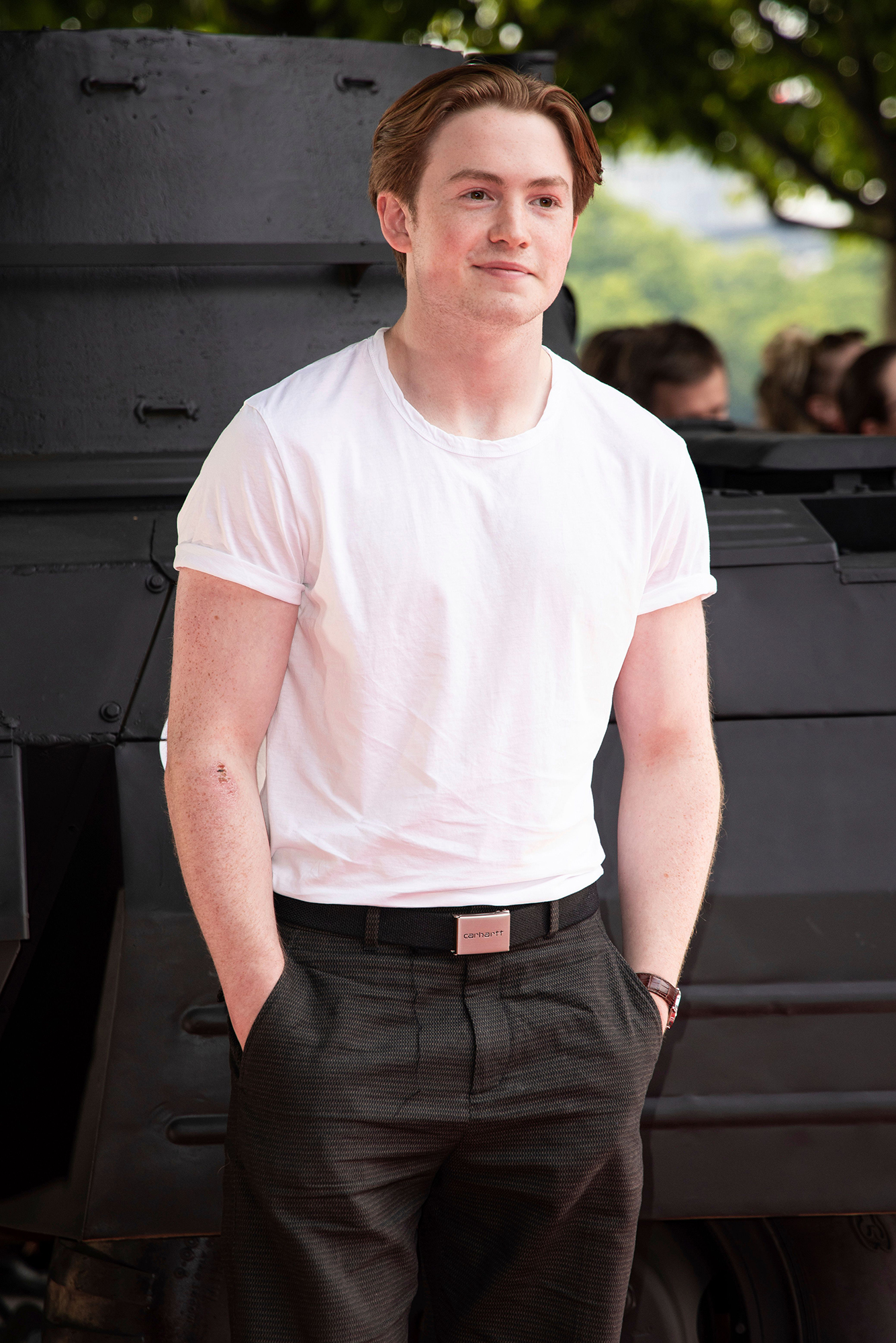 So kè nhan sắc nam chính Sex Education 2 phiên bản: Người gây sốc vì ...