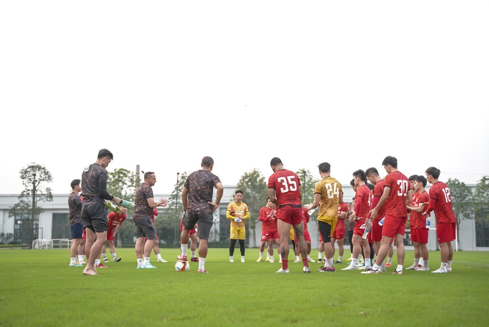 CAHN hội quân sau khi 'bể kèo' Polking, HLV Foiani vẫn ngồi trên đống lửa