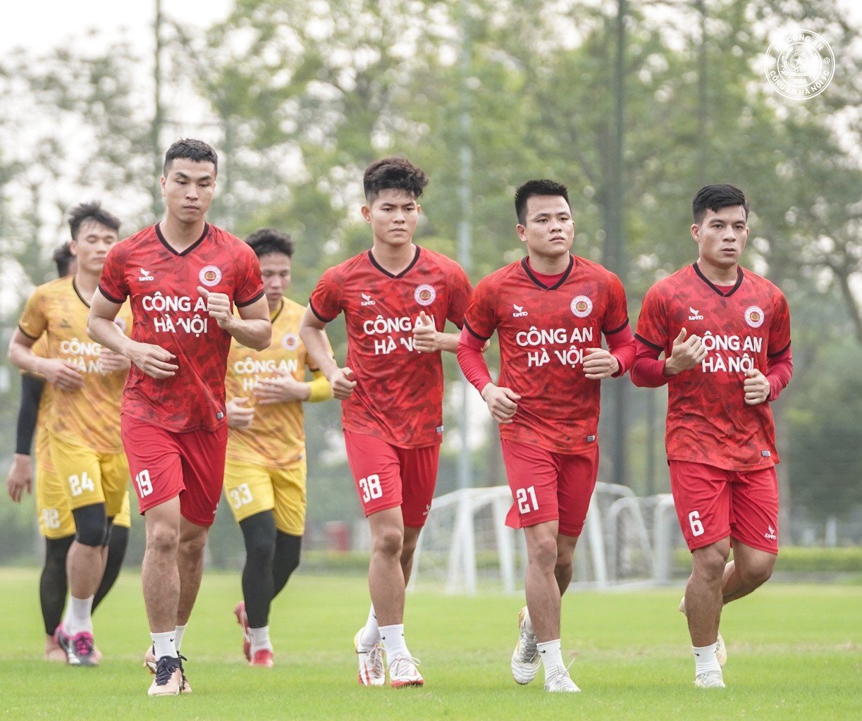 CAHN hội quân sau khi 'bể kèo' Polking, HLV Foiani vẫn ngồi trên đống lửa