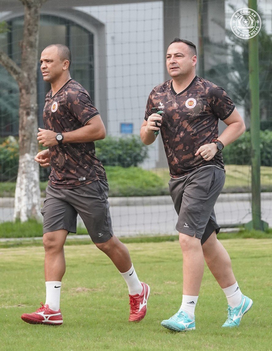 CAHN hội quân sau khi 'bể kèo' Polking, HLV Foiani vẫn ngồi trên đống lửa