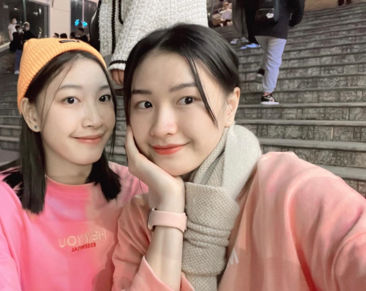 Chị em bóng chuyền đẹp như thiên thần, cô chị Kim Thanh như hoa khôi, cô em Mỹ Duyên giống siêu mẫu