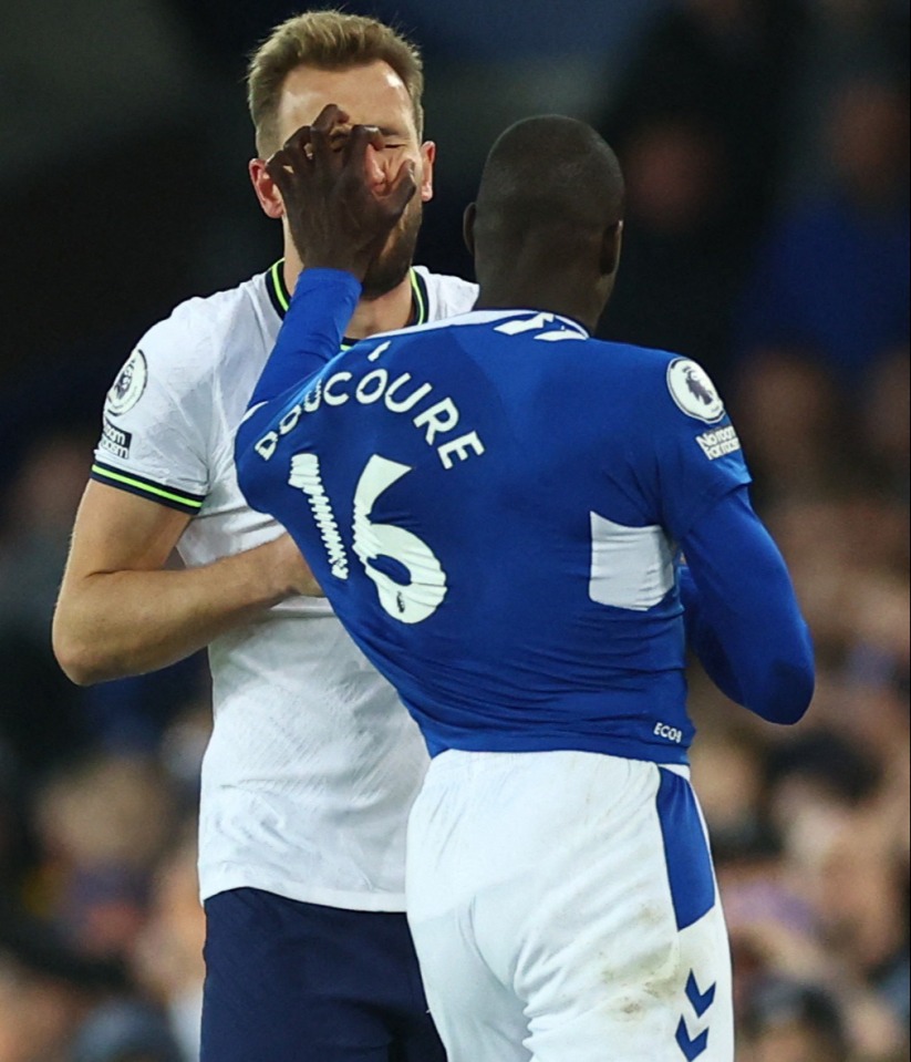 Harry Kane bị chỉ trích nặng nề vì ăn vạ quá 'lố' khiến đối thủ nhận thẻ đỏ