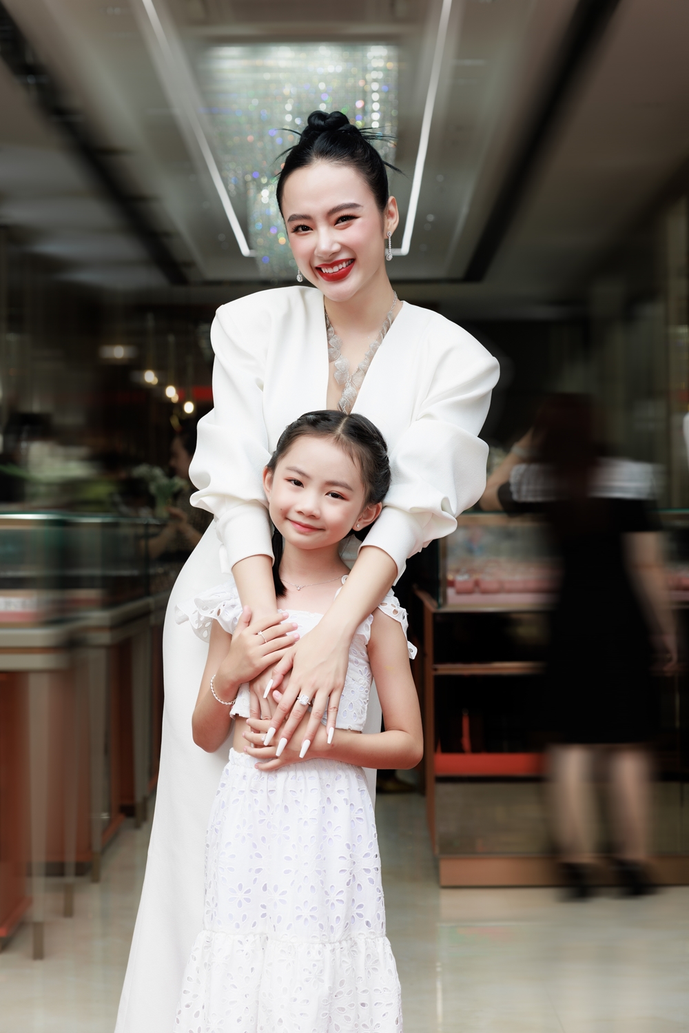 Angela Phương Trinh bất ngờ xuất hiện thanh lịch cùng con gái nuôi ...