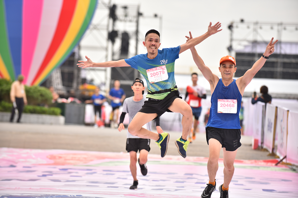 Những runner 'cosplay' siêu ngộ nghĩnh trên đường chạy ở Tam Chúc