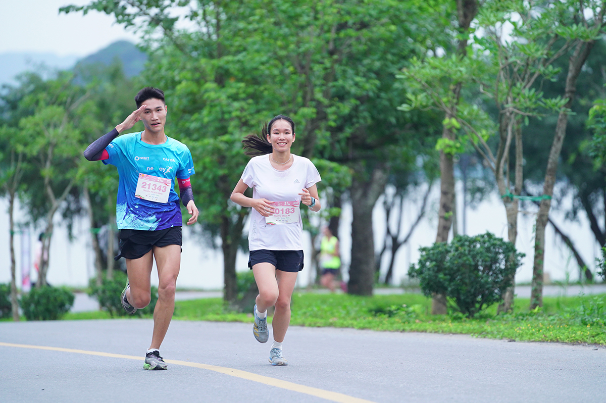 Những runner 'cosplay' siêu ngộ nghĩnh trên đường chạy ở Tam Chúc