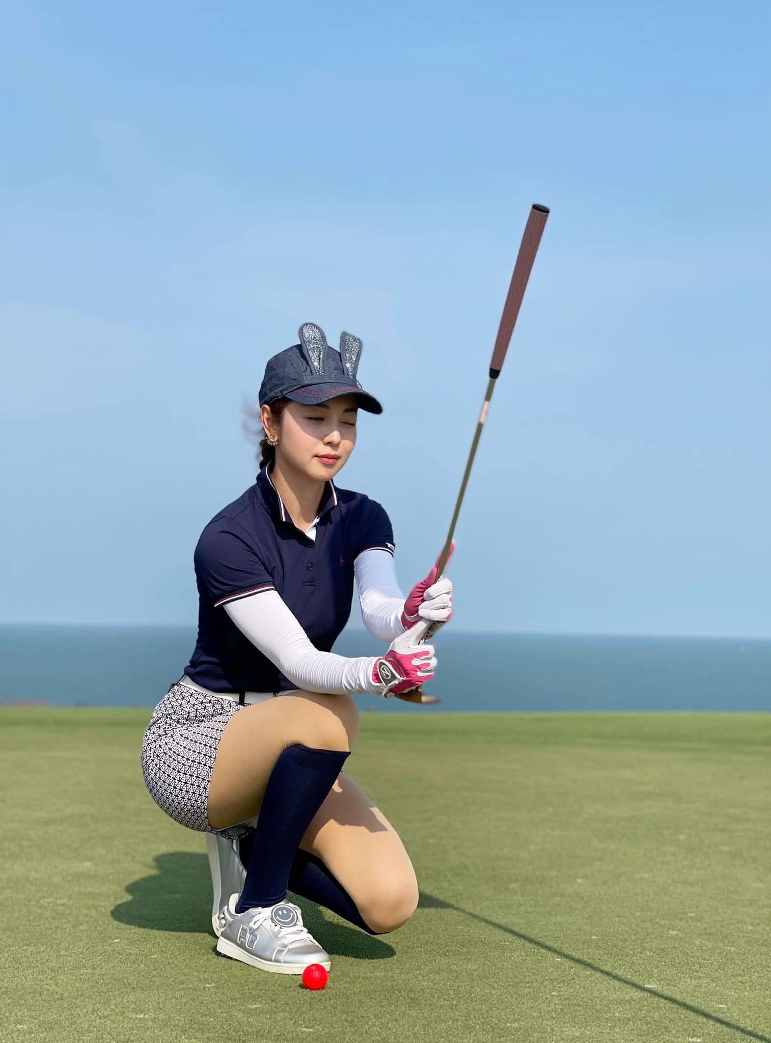 Hoa hậu mê golf Jennifer Phạm biến sân cỏ thành sàn diễn thời trang ...