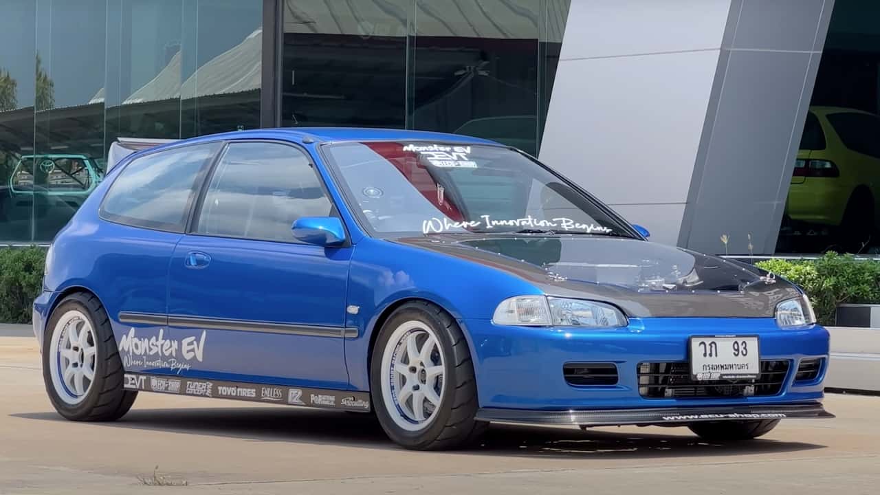 Garage tháo động cơ Honda Civic cũ biến thành xe điện: Mạnh ngang C 300 AMG, nắp ca-pô trong ...