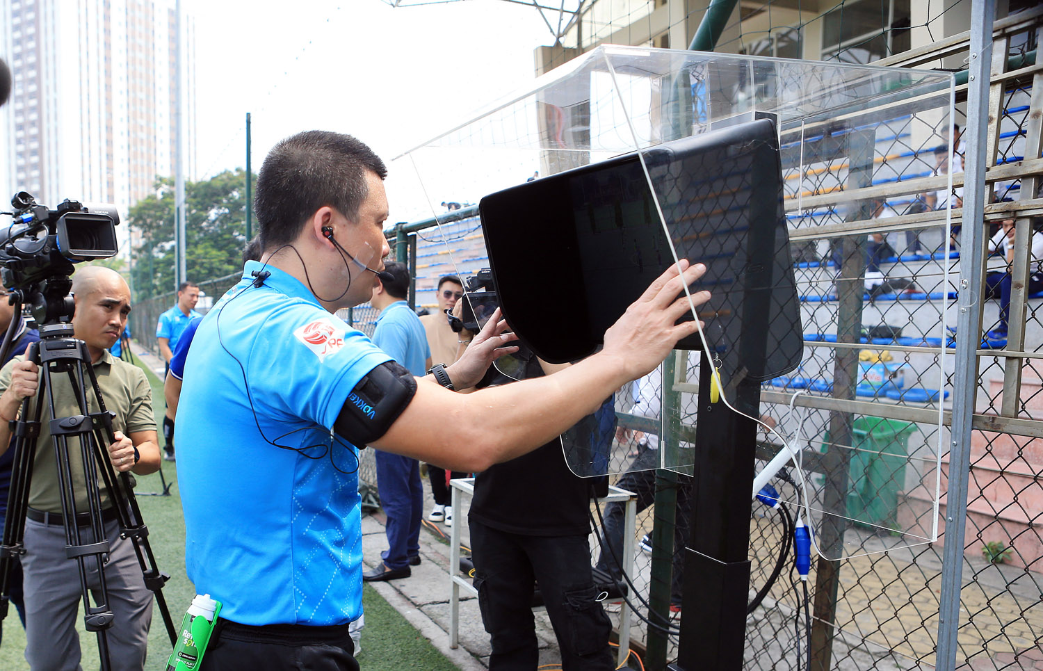 VAR và câu chuyện tính tiền cho bóng đá Việt