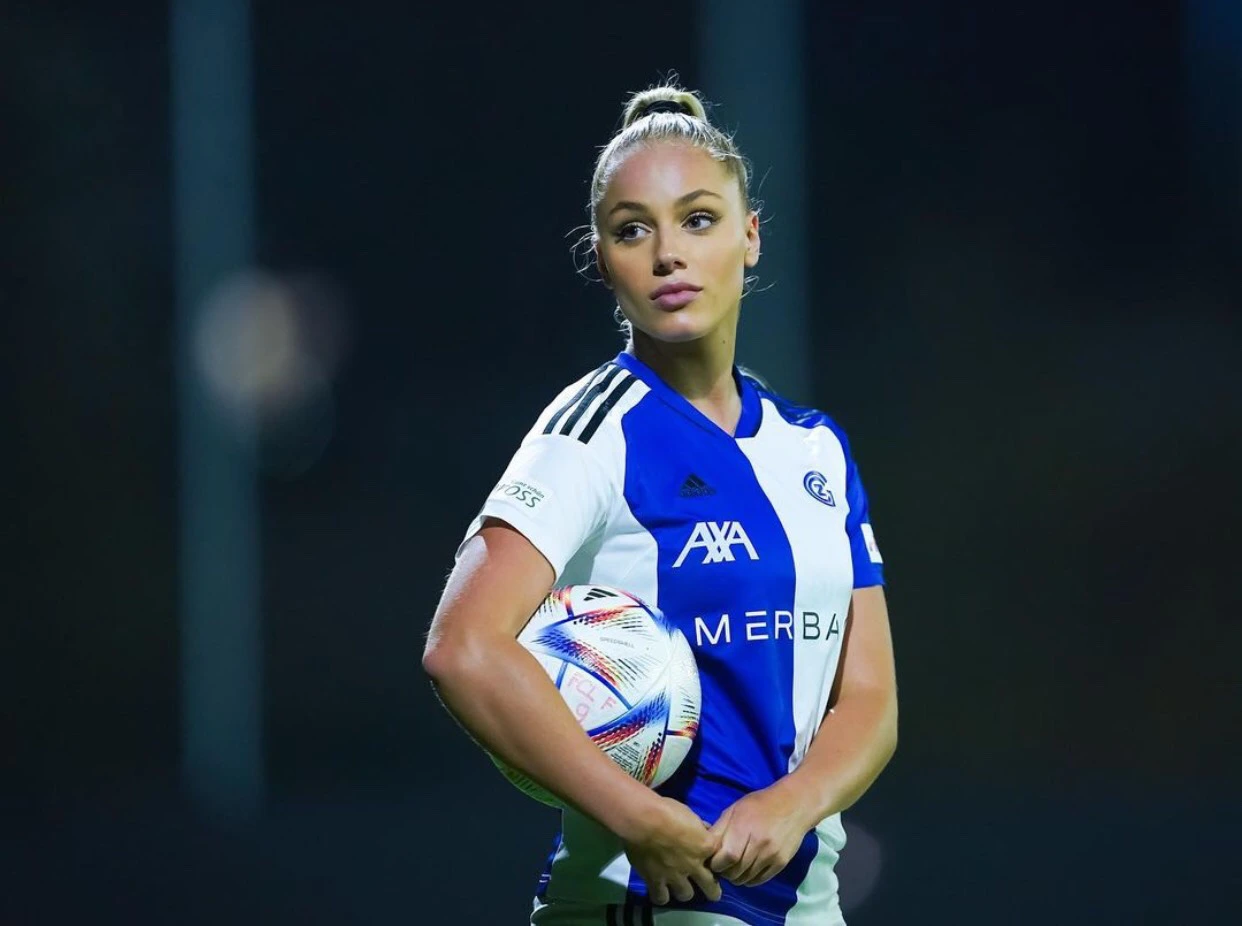 Nữ cầu thủ đẹp nhất thế giới Ana Maria Markovic khoe dáng với bikini ...