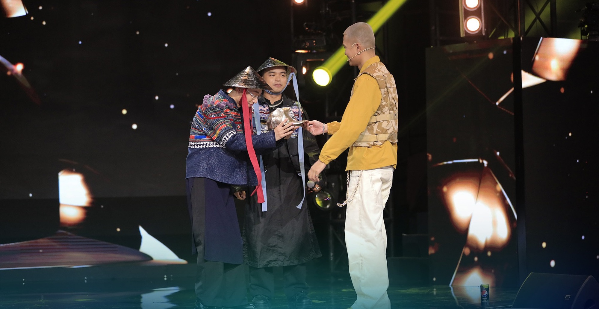 Rap Việt mùa 3 tập 8: Ghép đôi đỉnh, team B Ray thành ‘thợ săn nón vàng’