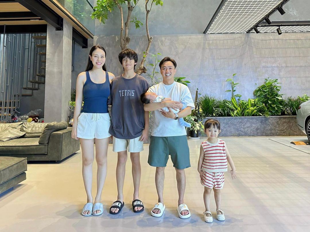 Cường Đô La tự 'an ủi' khi so sánh chiều cao với vợ con