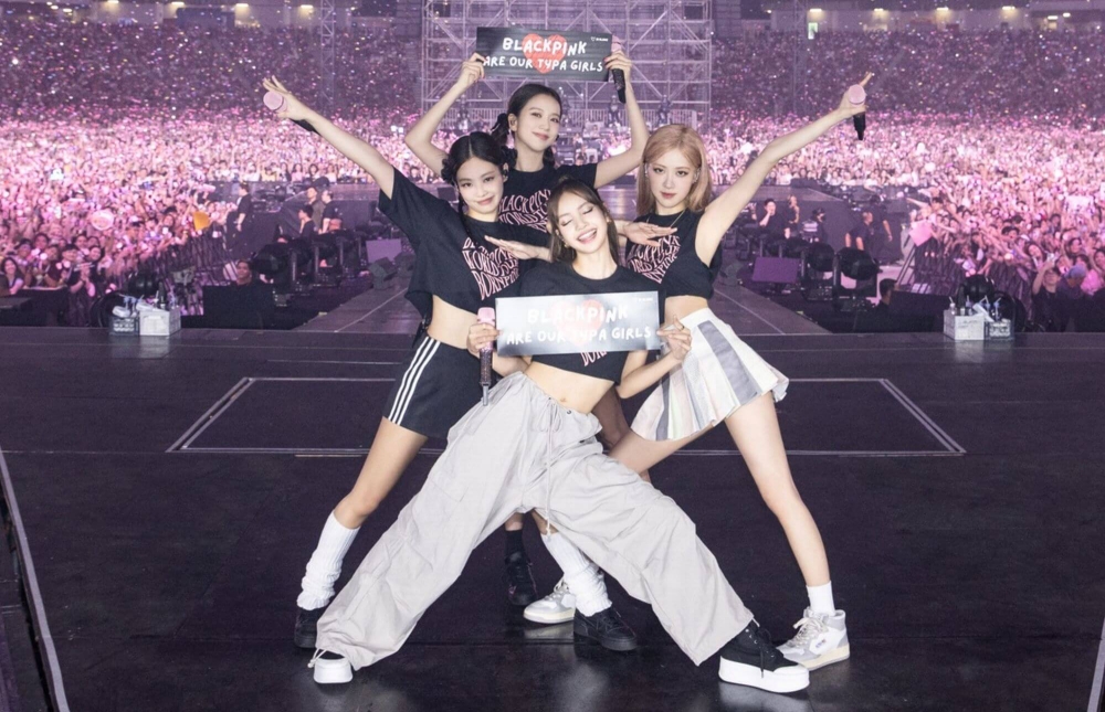 Fan Blackpink chi mạnh tay chào đón nhóm tới Việt Nam biểu diễn