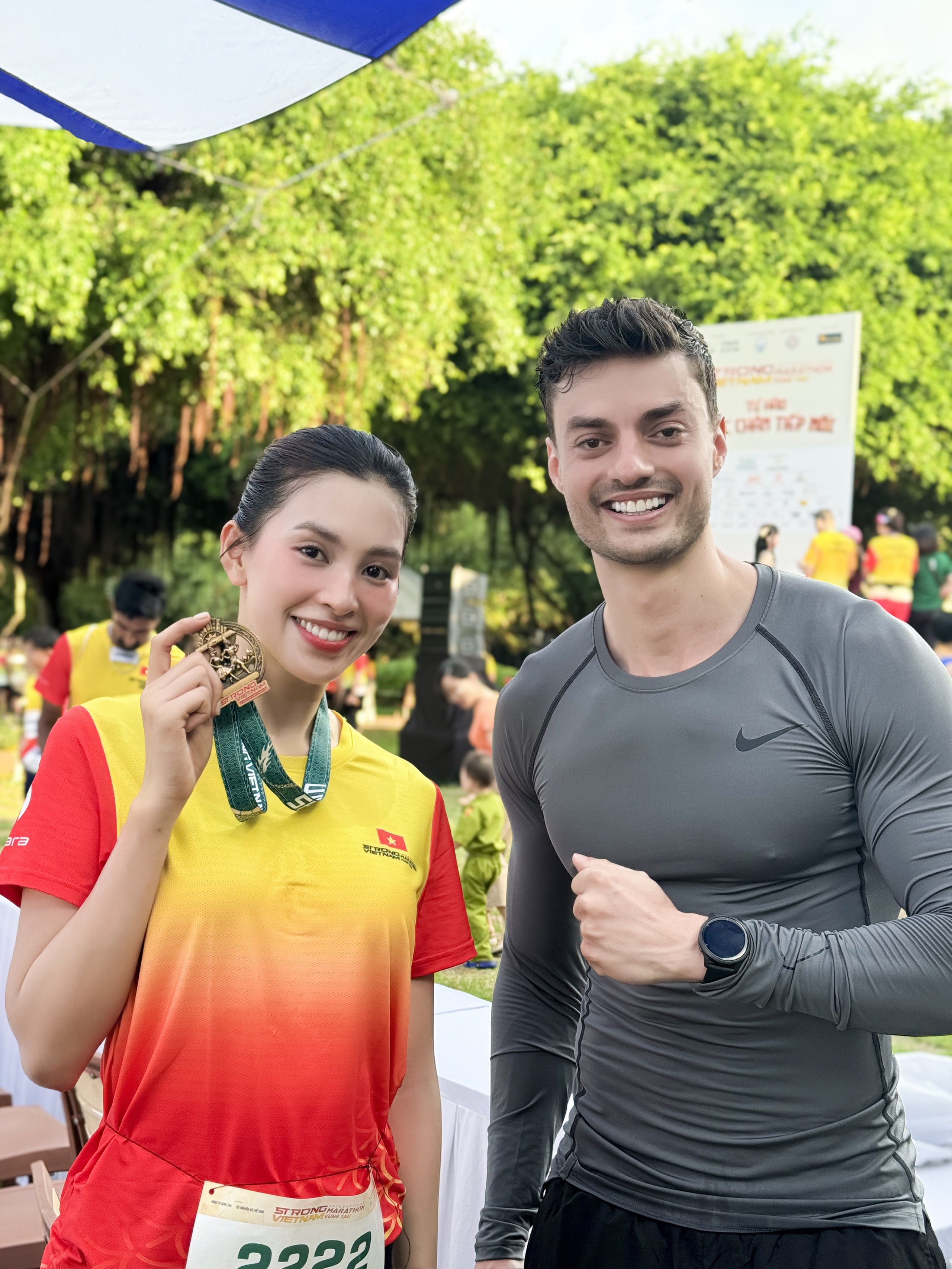 Nam giám khảo Mr World có hành động chuẩn quý ông với dàn hậu Việt