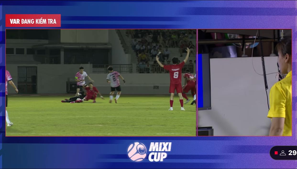 Ronaldo phiên bản Độ Mixi gây sốt trên sân bóng, người hâm mộ cứ ngỡ như đang xem V-League