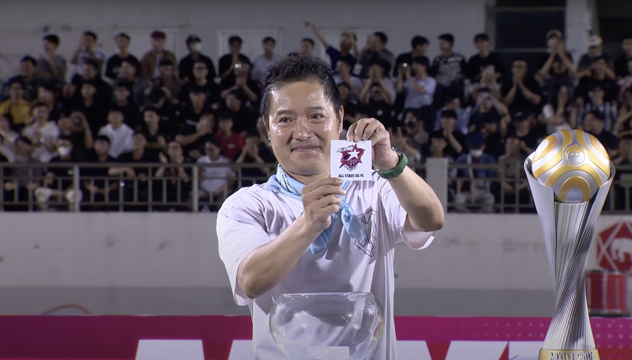 Ronaldo phiên bản Độ Mixi gây sốt trên sân bóng, người hâm mộ cứ ngỡ như đang xem V-League