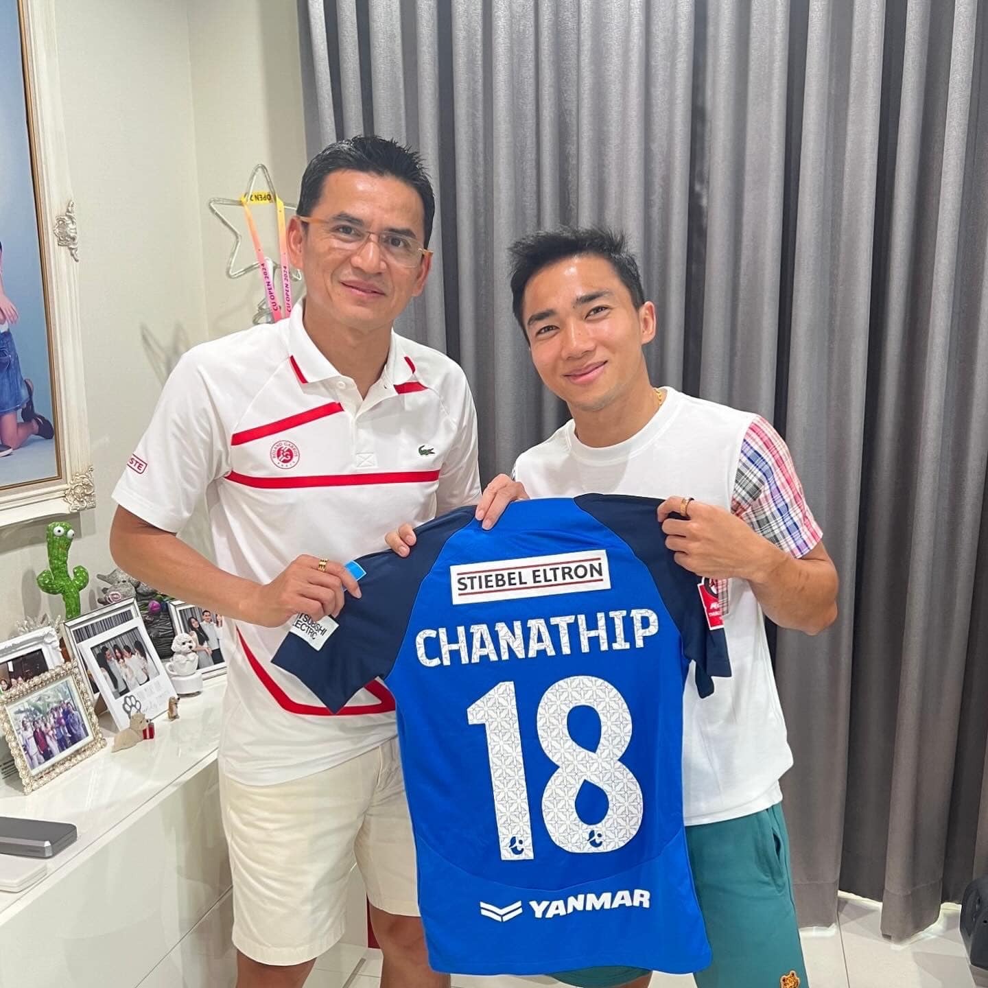 Kiatisuk khoe ảnh chụp cùng Chanathip với áo đấu của CAHN FC, CĐV đếm ...