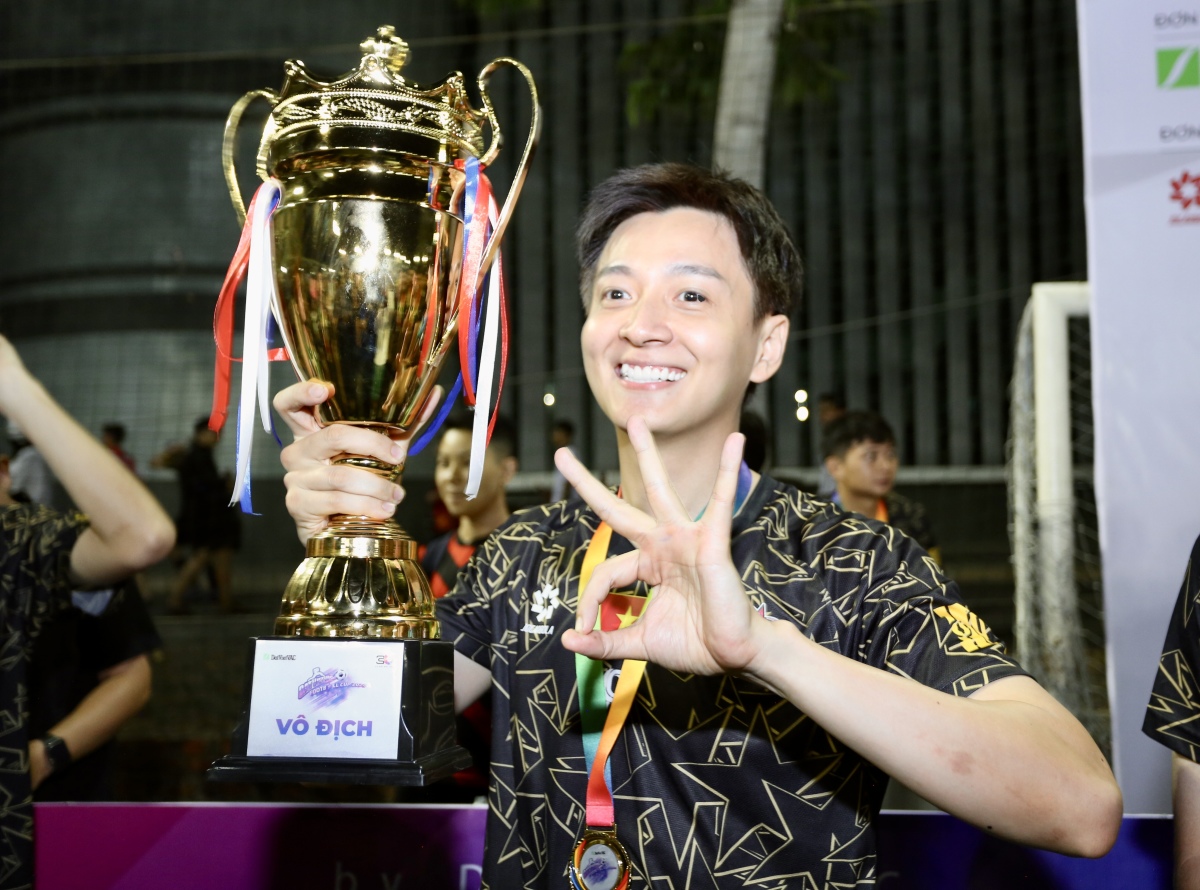 Chris Phan ăn mừng 'Siuu' kiểu Ronaldo, Ngô Kiến Huy khoe cúp trong ngày dàn 'nam thần' showbit ...