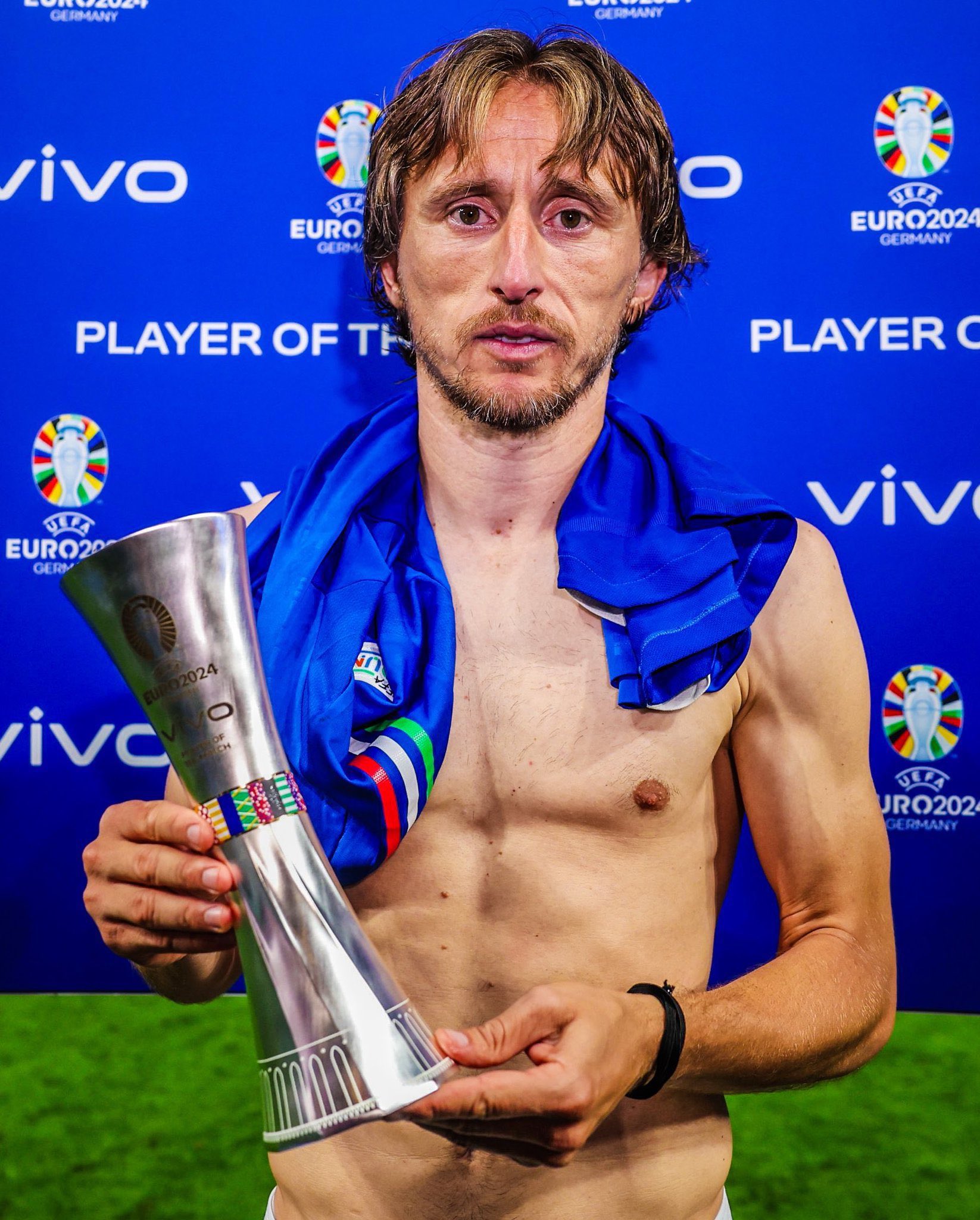Người hâm mộ xót xa cho Modric, khóc mắt đỏ hoe vẫn phải lên nhận giải