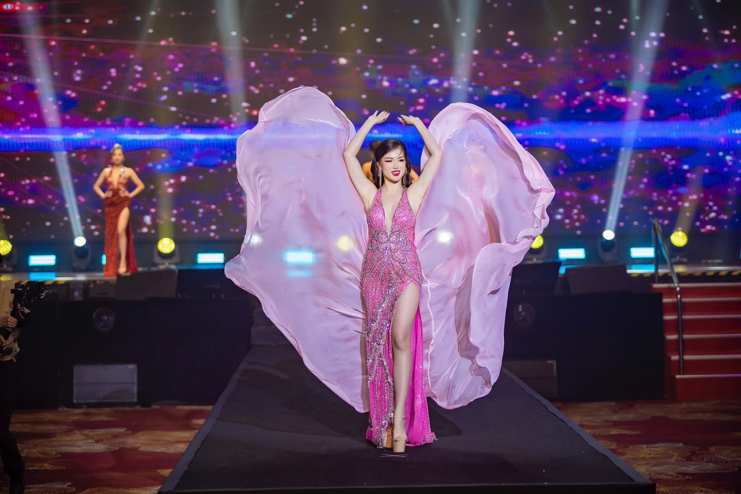 Jennifer Ly đăng quang Hoa hậu, góp toàn bộ tiền thưởng làm thiện nguyện