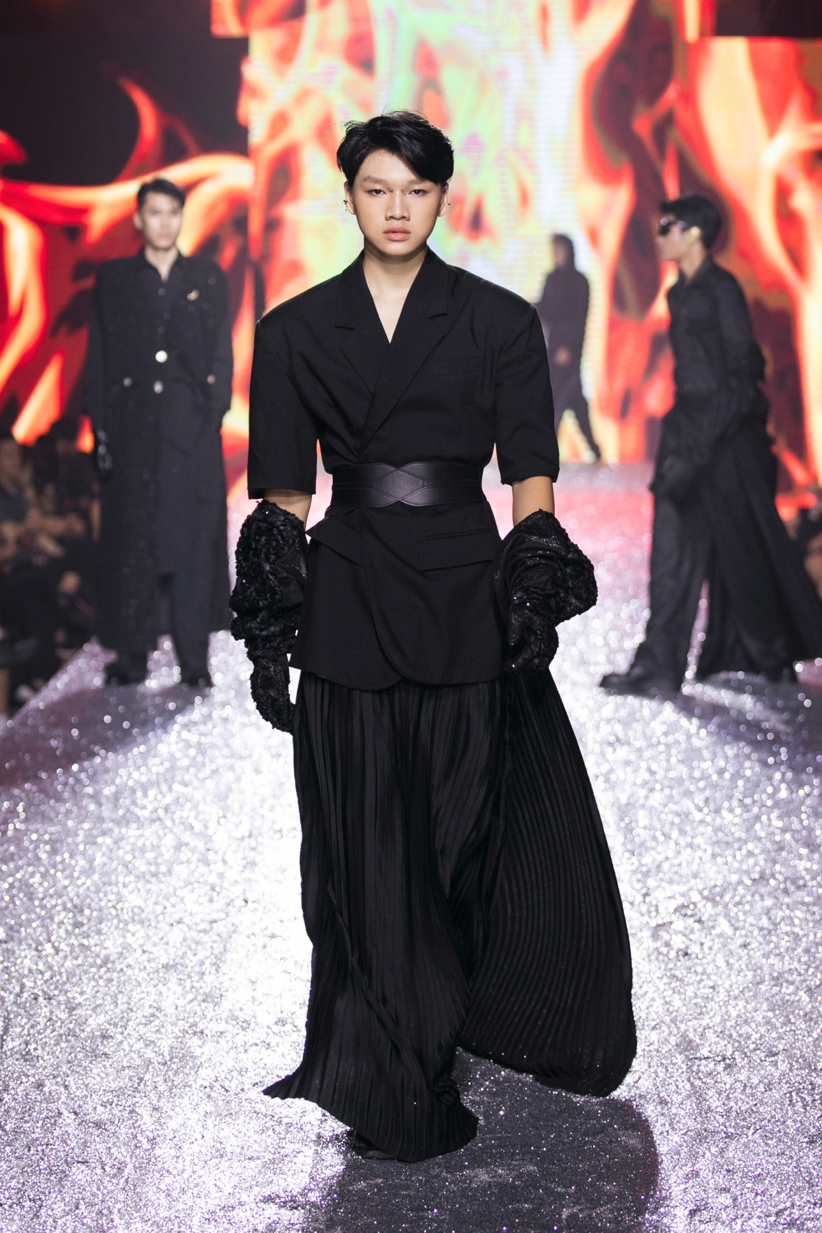 Người mẫu Nhật Lâm diễn xuất thần trong BST “Mix and Match” tại ...