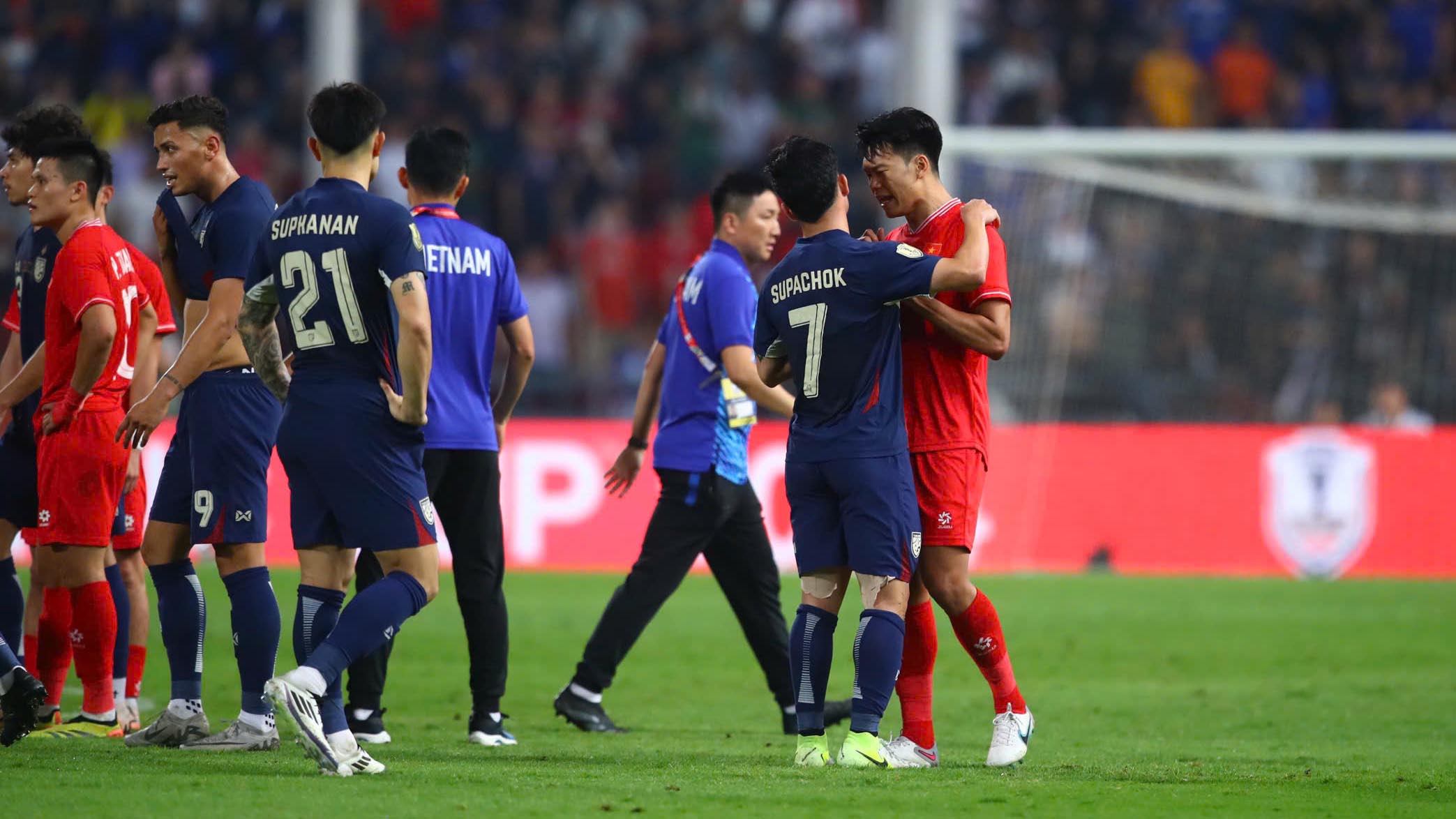 Xem lại tình huống Supachok ghi bàn từ tình huống không trả bóng gây ...