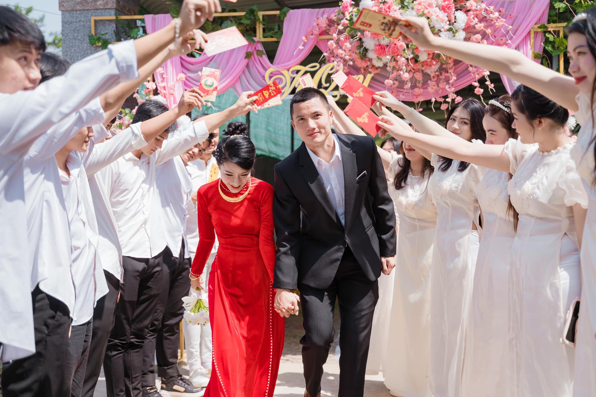 Cuộc sống ngoài bóng đá của Đình Triệu qua tiết lộ của bà xã xinh đẹp ...