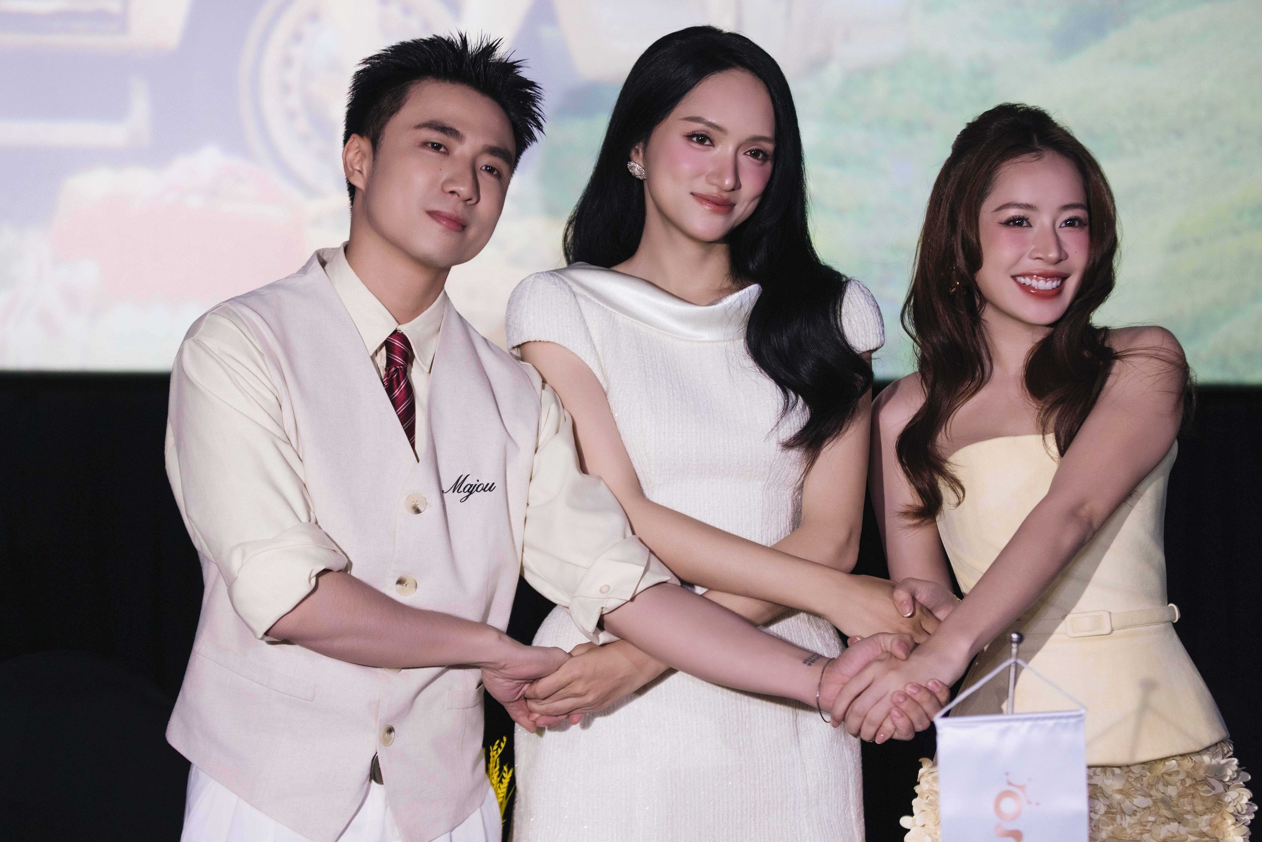 Hương Giang bắt tay cùng Chi Pu sản xuất show "Hàng xóm mới"