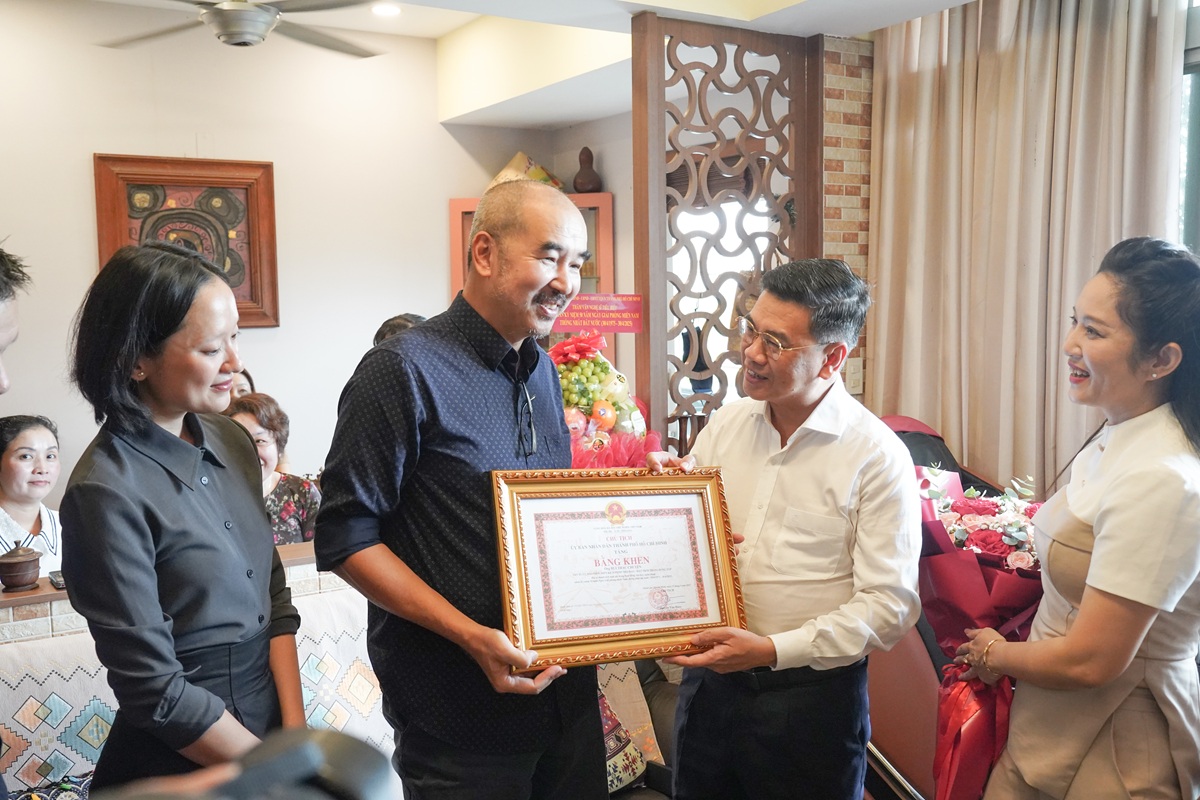 Đạo diễn Bùi Thạc Chuyên nhận bằng khen từ UBND TP. HCM cho phim 'Địa đạo'