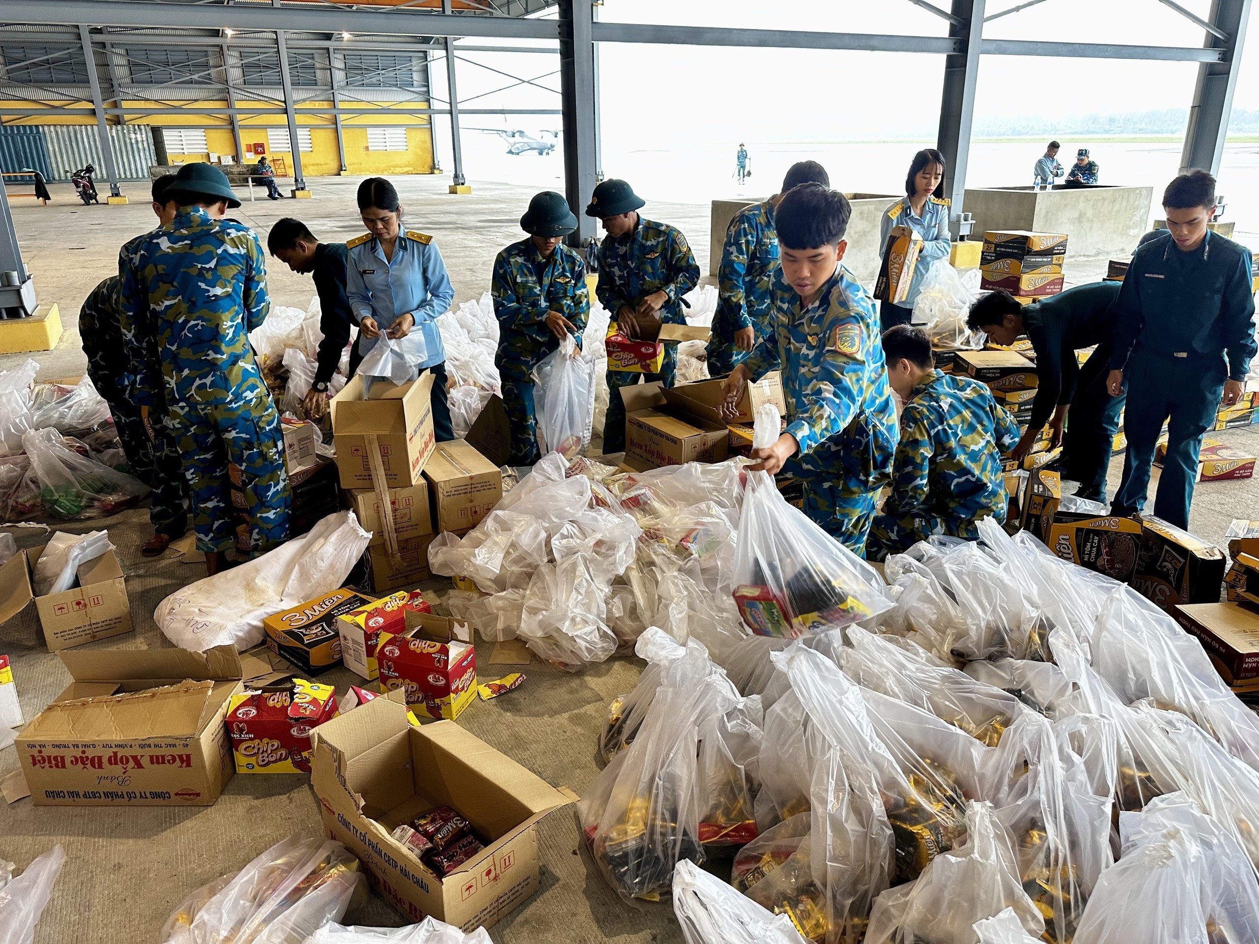 Trung đoàn Không quân 930 bay cứu hộ, cứu nạn tại các tỉnh Nam Trung Bộ