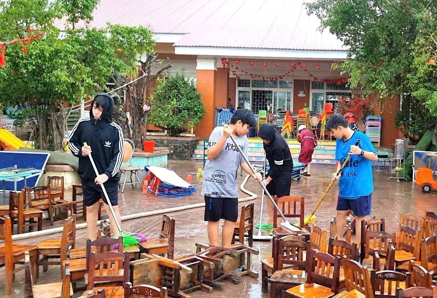 Gia Lai xử lý môi trường, phòng chống dịch bệnh ngay khi nước lũ rút